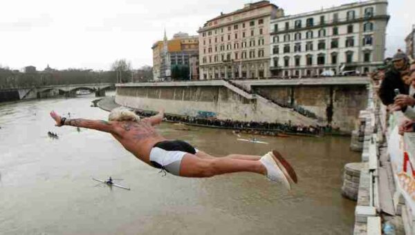 I tuffi di Capodanno più famosi del mondo, la tradizione portafortuna ...